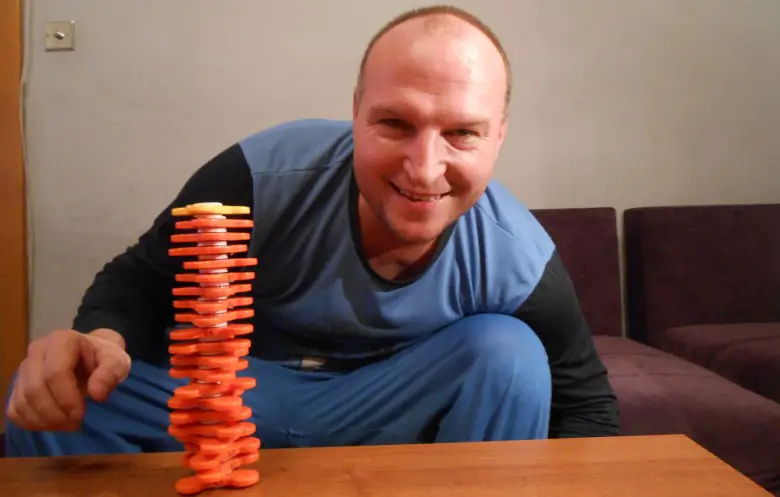 Tallest tower of fidget spinners built in one minute | Guinness World ...