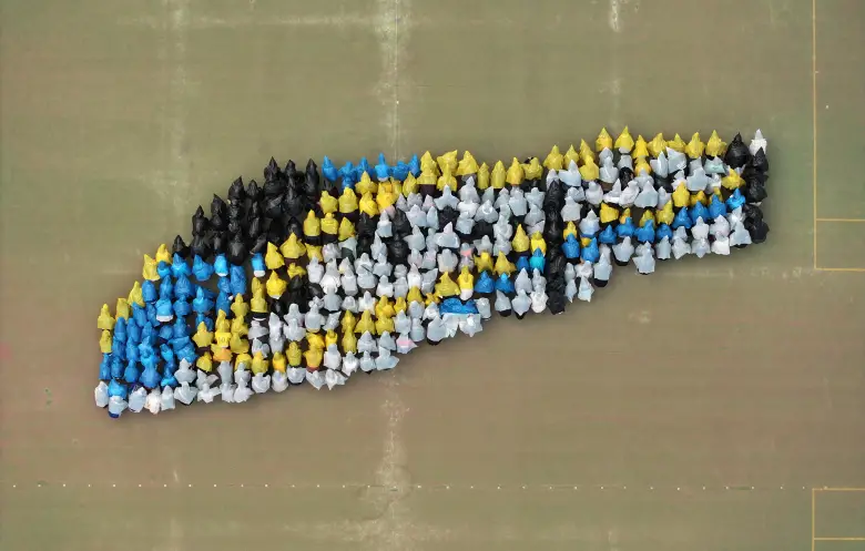 Largest human image of a train | Guinness World Records