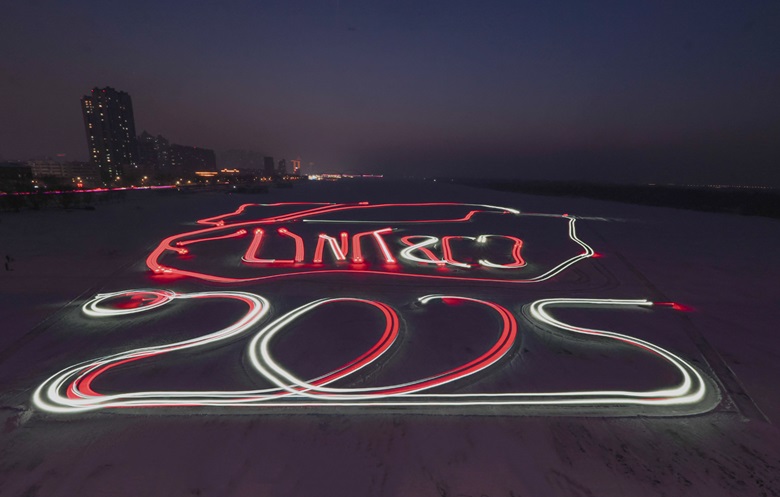 Largest vehicle light drawing | Guinness World Records