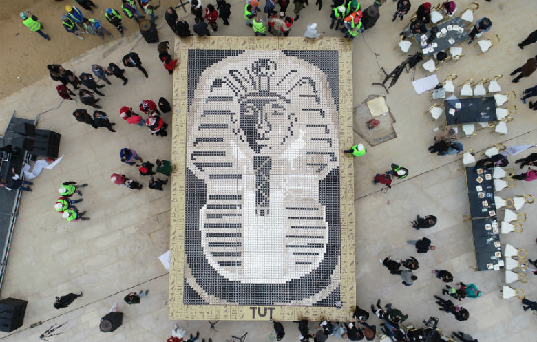 Largest coffee cup mosaic (logo) | Guinness World Records