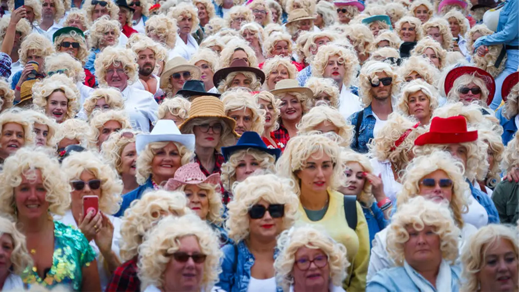 Largest gathering of people dressed as Dolly Parton | Guinness World ...