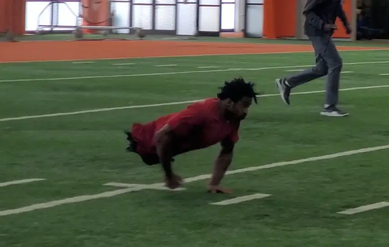 Fastest 20 m walking on hands | Guinness World Records