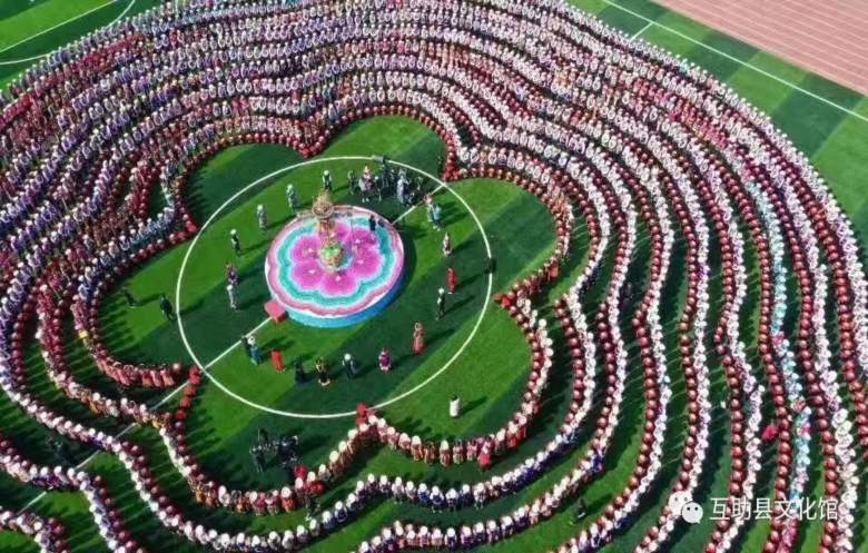 Largest arms-linked toast | Guinness World Records