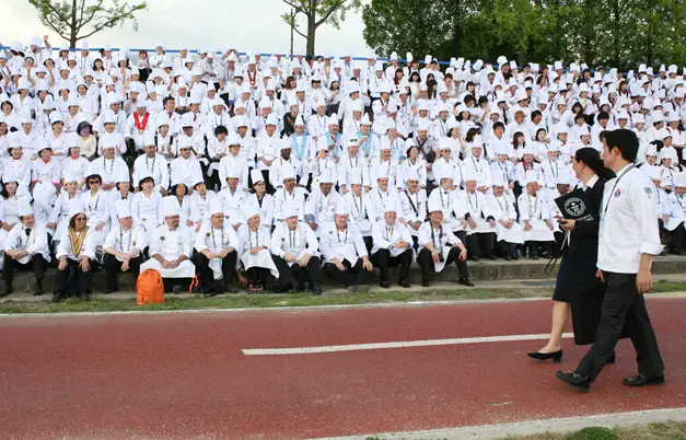 Largest gathering of people dressed as chefs | _guinness_world_records ...
