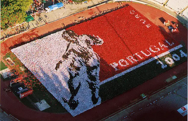 Largest human logo / image | _guinness_world_records_label