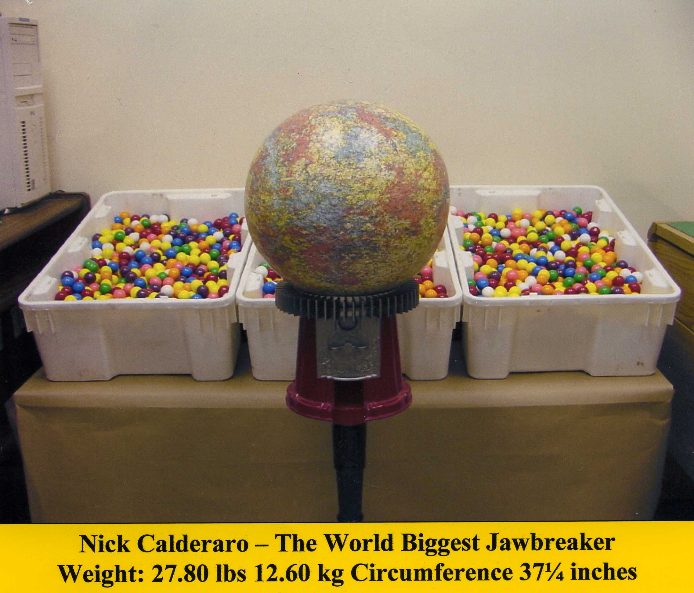 Largest jawbreaker | _guinness_world_records_label