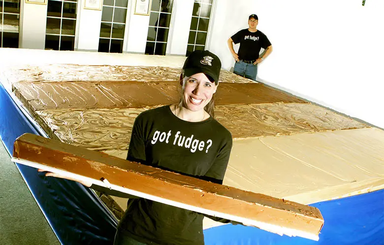 Largest slab of fudge | _guinness_world_records_label