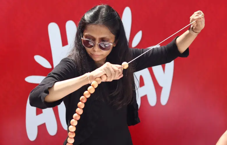 Longest thread of beads made by an individual in one hour | Guinness ...